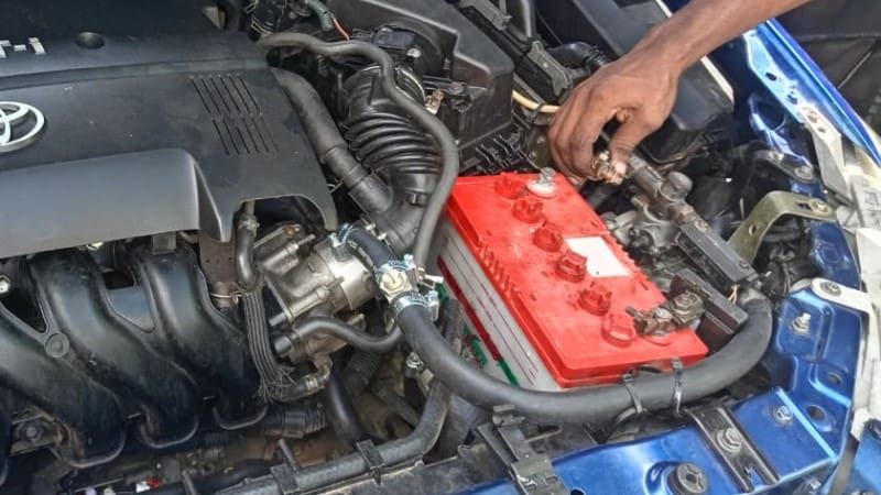How to Avoid Sparks When Connecting Battery? | Rx Mechanic